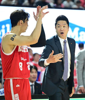 [사진]안영준 향해 조언 전하는 SK 전희철 감독 - OSEN