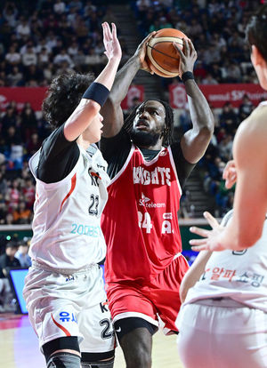 [사진]SK 자밀 위니, '림만 보여' - OSEN