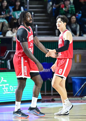 [사진]SK 자밀 워니-안영준, '분위기 좋아' - OSEN