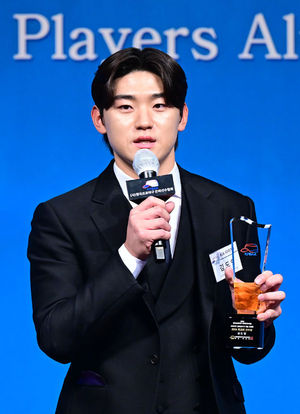 [사진]2024 시즌 트로피 수집하는 KIA 김도영 - OSEN