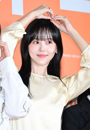 [사진]강한나, '상큼한 하트 선물하며' - OSEN