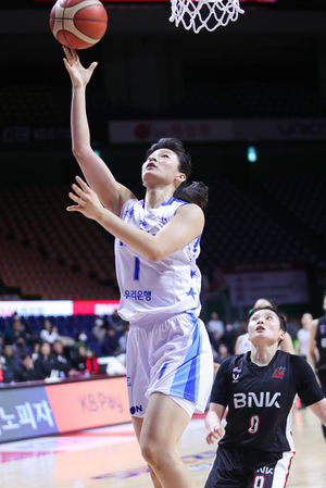 ‘4쿼터 0점 겨우 면했다!’ 2위 우리은행, 선두 BNK에 19점차 대패 - OSEN