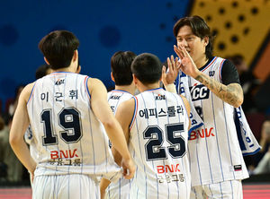 [사진]부산 KCC,'78-61 대승' - OSEN