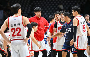 [사진] 아쉬운 패배 당한 SK 선수들 - OSEN
