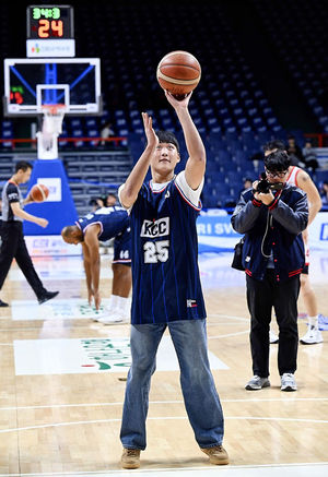 [사진] KCC 유니폼 입은 롯데 자이언츠 신인 김태현 시투 - OSEN