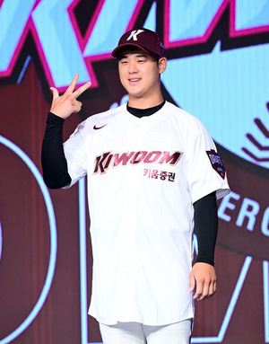 ‘전체 1순위 지명→KBSA 우수선수상 수상’ 정현우, 탈고교급 좌완 명성 증명했다…고졸 신인왕 도전한다 - OSEN