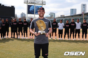 ‘GG 수상 불확실한데도 미국에서 왔다’ 지난해 대리 수상 LG 외인, 왜 휴가 제치고 시상식 참석 입국했을까 - OSEN