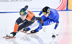 [사진]500m 예선 경쟁하는 산드라 벨제부르-아리아나 폰타나 - OSEN