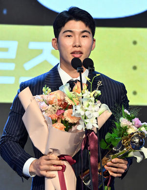 ‘36년 만에 3년 연속 2루수 GG 탄생’ 김혜성, ML 진출 전 화려한 피날레 [GG] - OSEN