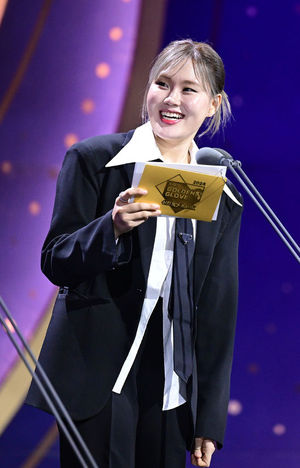 [사진]2024 골든글러브 시상자로 나선 엄지윤 - OSEN