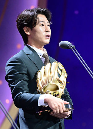'데뷔 첫 GG' 박찬호, 득표율 54% 유격수 GG 수상 "안주하지 않고 자만하지 않겠다" [GG] - OSEN