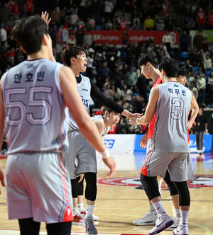 [사진]이우석, 선두 SK 잡았다 - OSEN