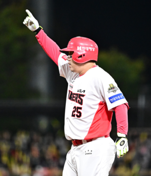 '신의 한 수' 1루수 변신 이우성 다시 외야로 돌아가나...ML 88홈런 거포 영입, 포지션 이동 불가피 - OSEN