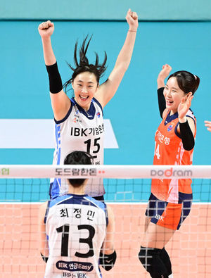 [사진]IBK기업은행 황민경, '서브 에이스에 만세' - OSEN