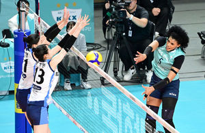 [사진]네트에 걸리는 GS칼텍스 실바의 공격 - OSEN