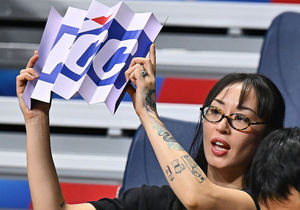 [사진] 김소니아, 오늘은 KCC 응원해요 - OSEN