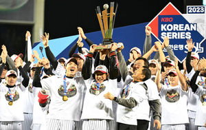 ‘충격’ 샐러리캡, 왜 최초로 초과했을까…FA 7명이 100억 차지, 차명석 단장 “내년 안 넘게 맞췄다” - OSEN