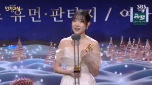 '맑눈광' 김아영, '지판사'로 우수연기상..박신혜에 "존경합니다" 눈물[2024 SBS 연기대상] - OSEN