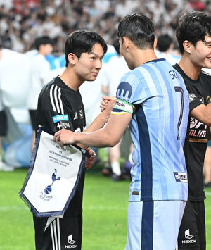 EPL서 곧 나올 '웅장한 투샷'... "양민혁 아빠는 아니지만 최대한 돕겠다" 미소지은 SON - OSEN