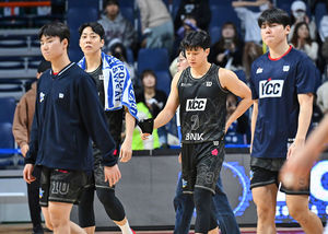 [사진] 71-97 대패한 어두운 표정의 KCC 선수들 - OSEN