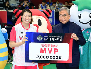 [사진]오카모토 미유,'영광의 MVP' - OSEN