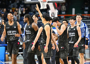 [사진] 4연패 탈출 기쁨 나누는 KCC 선수들 - OSEN