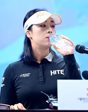 [사진]'LPGA 진출 선언' 윤이나, '목 좀 축이고' - OSEN