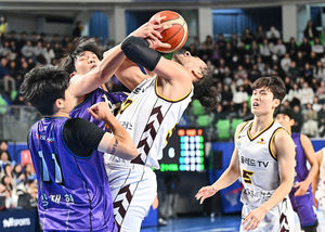 [사진] 치열한 리바운드 다툼 - OSEN