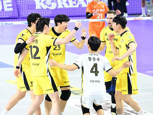 [사진]득점 환호하는 KB손해보험, '뒤집어 보자' - OSEN