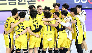 [사진]짜릿한 역전승에 기뻐하는 KB손해보험 - OSEN