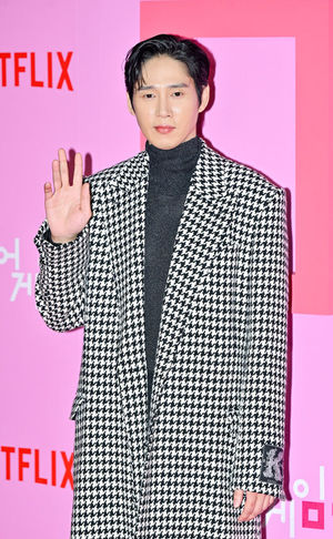 박성훈, '오겜2' AV 전라노출 표지 사과 "DM 몰려 실수..배우도 당황" [공식입장] - OSEN