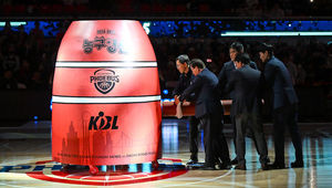 [사진] 2025년 농구영신 타종하는 이수광 KBL 총재, 신해용 KBL 사무총장, 유재학 본부장, 조동현 감독, 강혁 감독 - OSEN