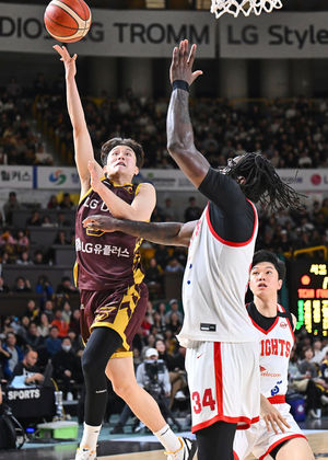 [사진] 양준석, 워니 넘어섰다. - OSEN