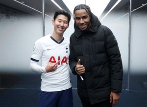 "SON 붙잡아!" 손흥민 충성심, 레비만 모른다...100만 팔로워 래퍼도 토트넘 선배도 "이렇게 보내면 안 된다" 일침 - OSEN