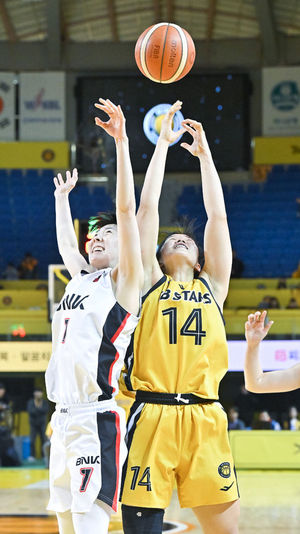 [사진]KB 신인 송윤하,'박혜진 압도하는 리바운드' - OSEN