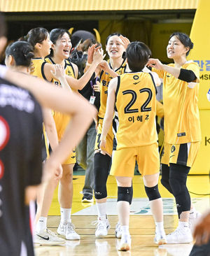 [사진]KB스타즈,'1위 BNK 상대 70-60 승리' - OSEN