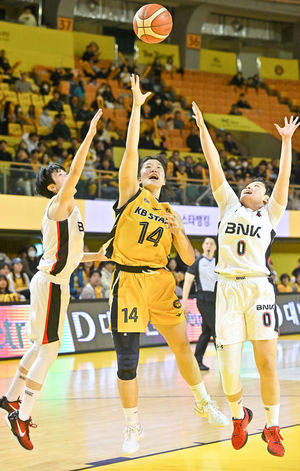 고등학교 졸업식도 안한 ‘슈퍼루키’ 송윤하, BNK 골밑 맹폭했다 - OSEN