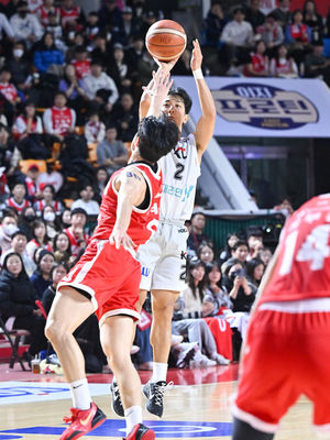 [사진]허훈,'SK 추격 의지 꺾는 3점슛' - OSEN