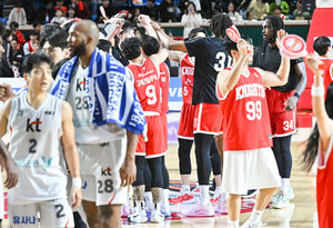 [사진]SK,'통신사 라이벌 KT 67-63 승리했어요' - OSEN