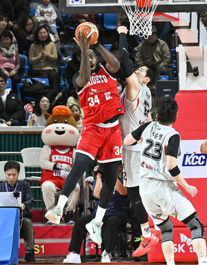 [사진]한경기 18리바운드 성공하는 SK 워니 - OSEN