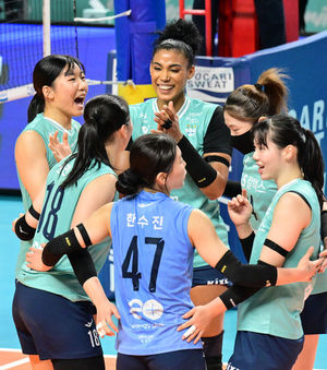 51점 폭발! 김연경 압도한 실바…꼴찌 GS칼텍스, 선두 흥국생명 제물로 14연패 탈출→67일 만에 감격 승리 [장충 리뷰] - OSEN