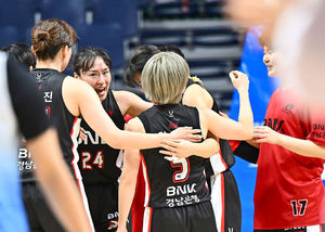 [사진] 승리 기쁨 나누는 김소니아와 BNK 썸 선수들 - OSEN