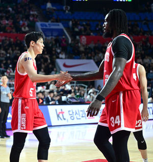 [사진]SK 김선형-워니, '9연승 보인다' - OSEN