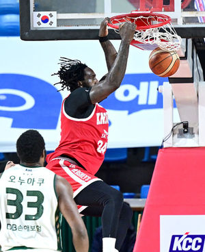 [사진]워니, '오누아쿠 앞 화끈한 투핸드 덩크' - OSEN