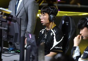 [LCK] ‘화려한 복귀 신고…신난다’ 젠지, ‘룰러’ 맹활약에 한화생명 2-0 제압 - OSEN