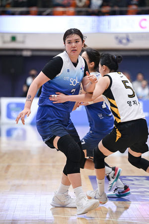 '21P 15R' 리카 골밑쇼+최이샘 17점 지원...신한은행, 우리은행 4연승 막고 연승 질주 - OSEN