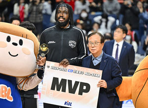 [사진] MVP는 워니 - OSEN