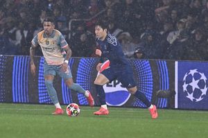 '45분 충격 교체' 이강인, 가짜 9번 또 실패..."거의 성공한 적 없었다" 평점 4 최하점→PSG는 4-2 대역전승 - OSEN