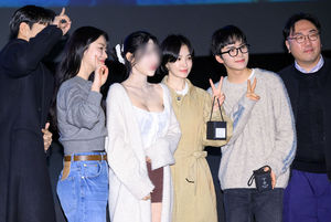 [사진]관객과 기념촬영 하는 '검은 수녀들' - OSEN