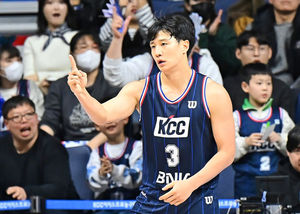 ‘허웅+라렌 49점 합작’ 챔피언 KCC, SK 11연승 저지했다...소노 20점차 대패(종합) - OSEN
